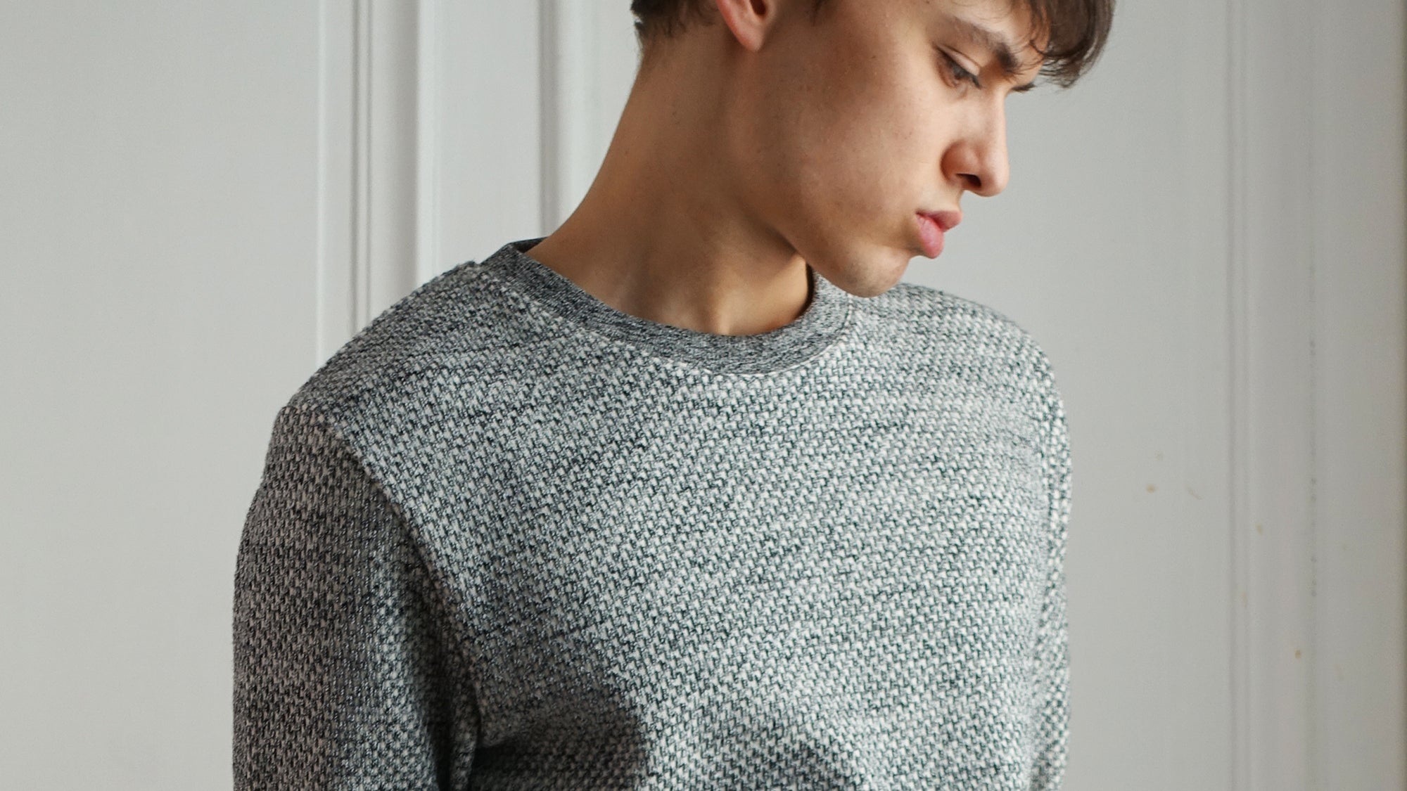 Pourquoi les couleurs du Sweat Frize sont-elles lumineuses et contrast